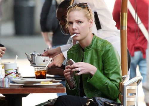 Katherine Heigl smokes … electronically! – PopBytes